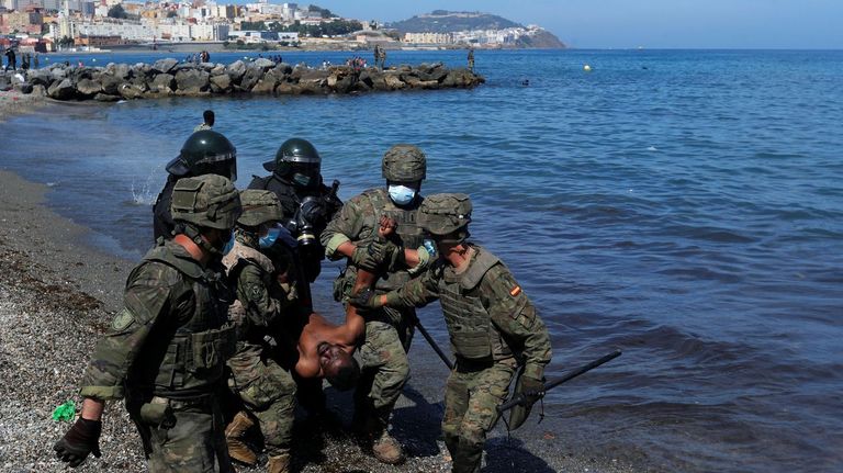 El Ejército se despliega en Ceuta, donde han sido devueltos 4.000 de ...