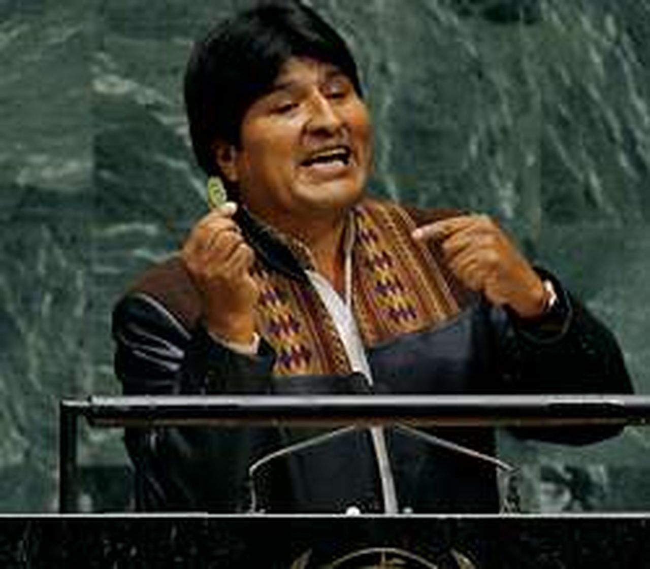 Chávez llama a Bush «diablo» y bromea que «aún huele a azufre» en la ONU