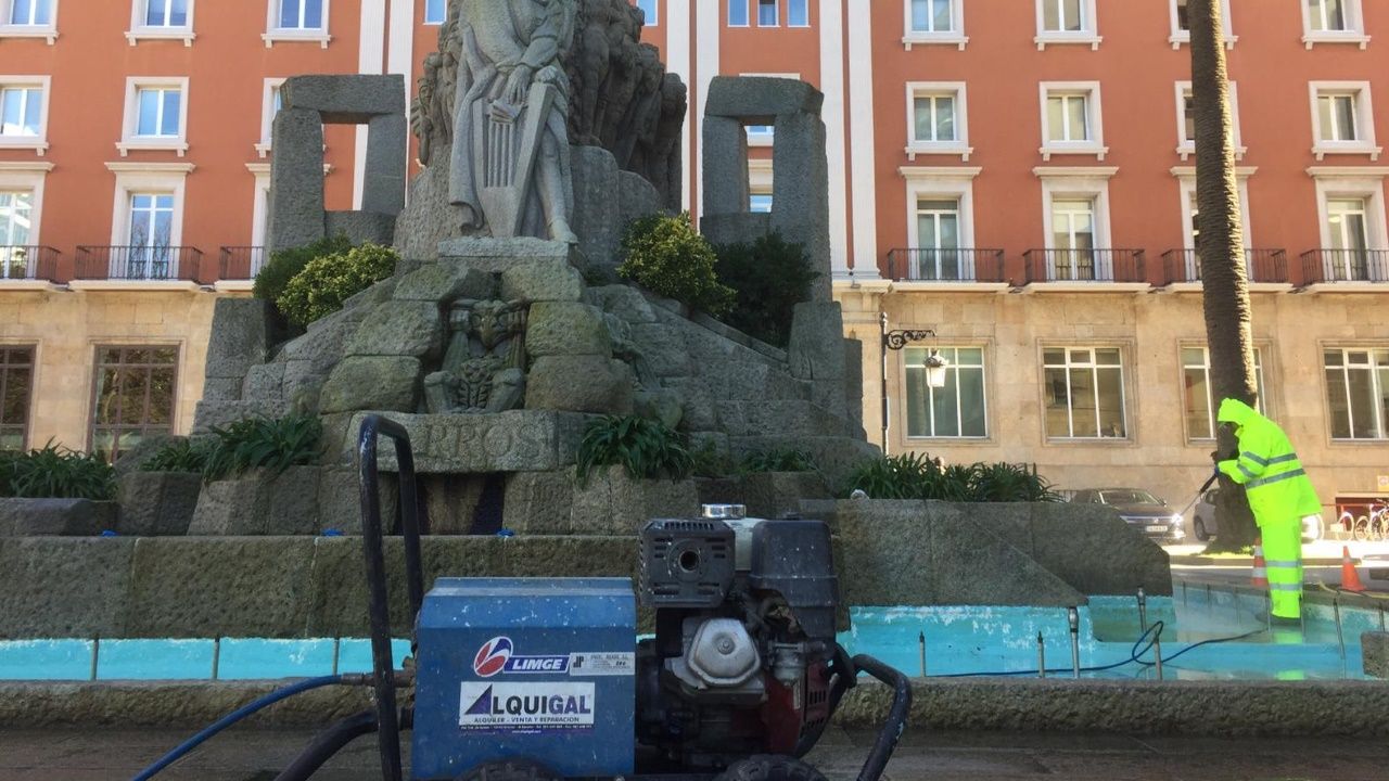 Operarios de la UTE Fuentes limpian el monumento dedicado a Curros Enríquez