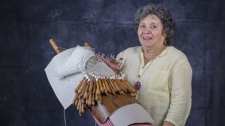 Toda una vida entre bolillos: «Se teño que deixar de palillar, enfermo»