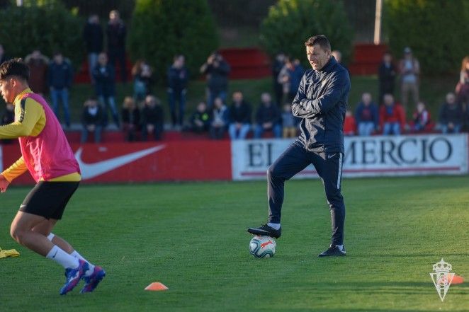 Djukic ensaya la nueva táctica de ataque del Sporting