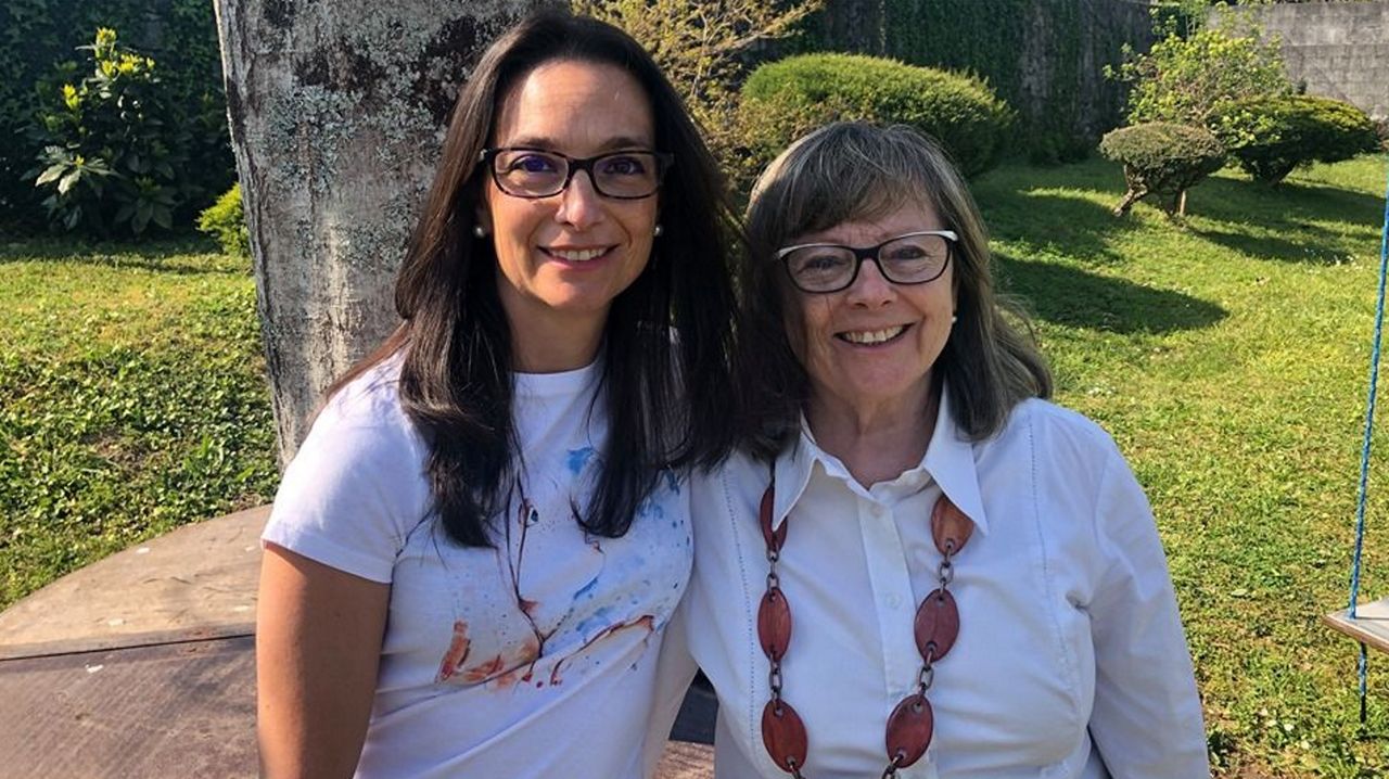 María Canosa e Concha Blanco doan libros aos nenos de Cee