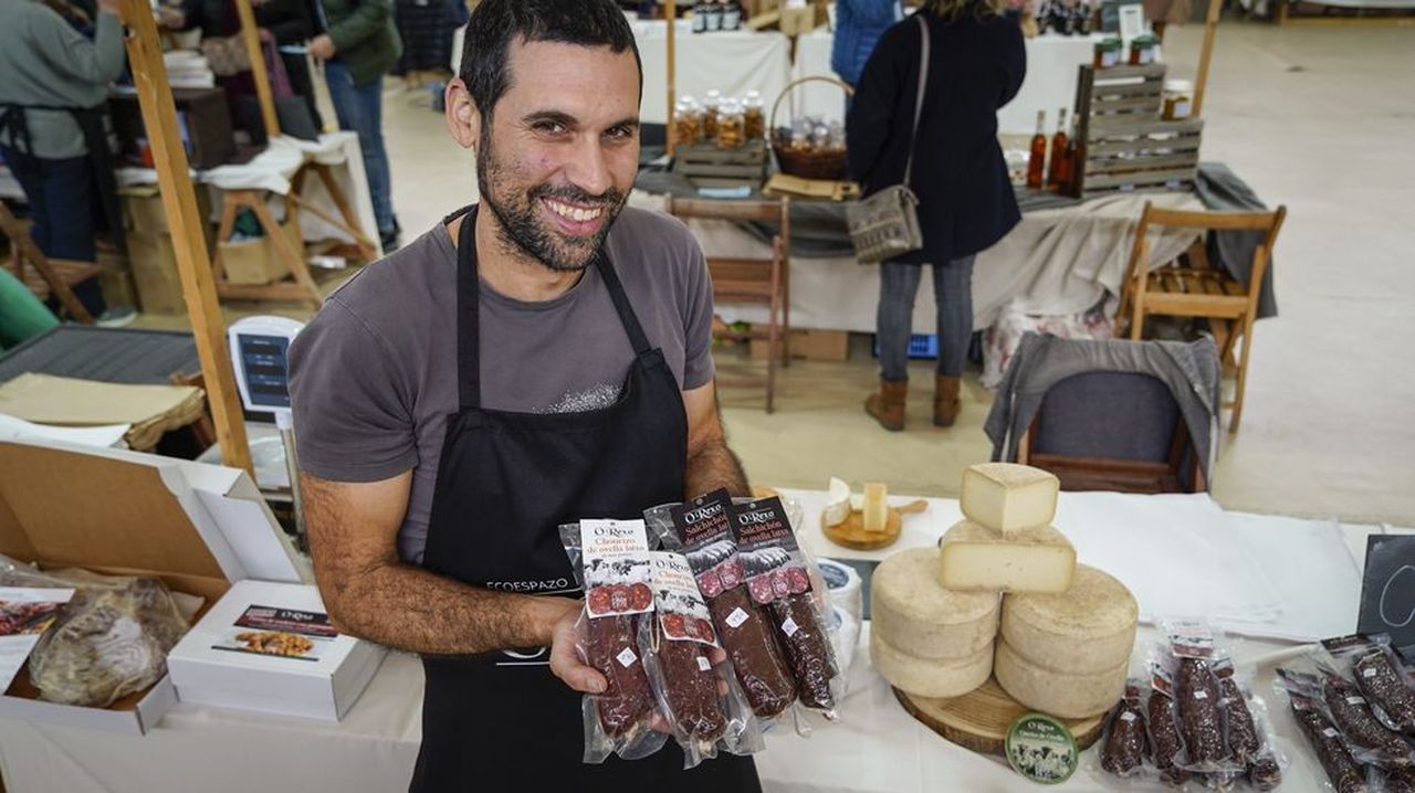 La granja de O Rexo, en Allariz, produce salchichón y chorizo de oveja latxa