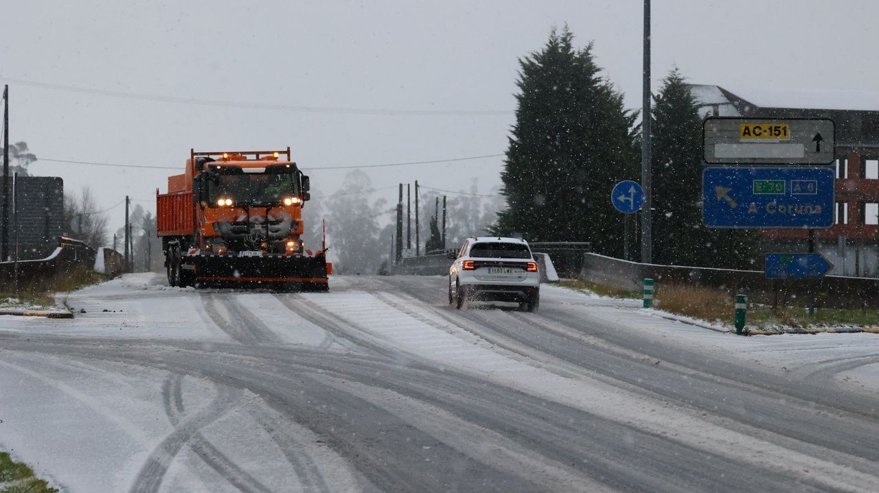 Amaina el temporal en A Coruña, pero la nieve hace acto de presencia