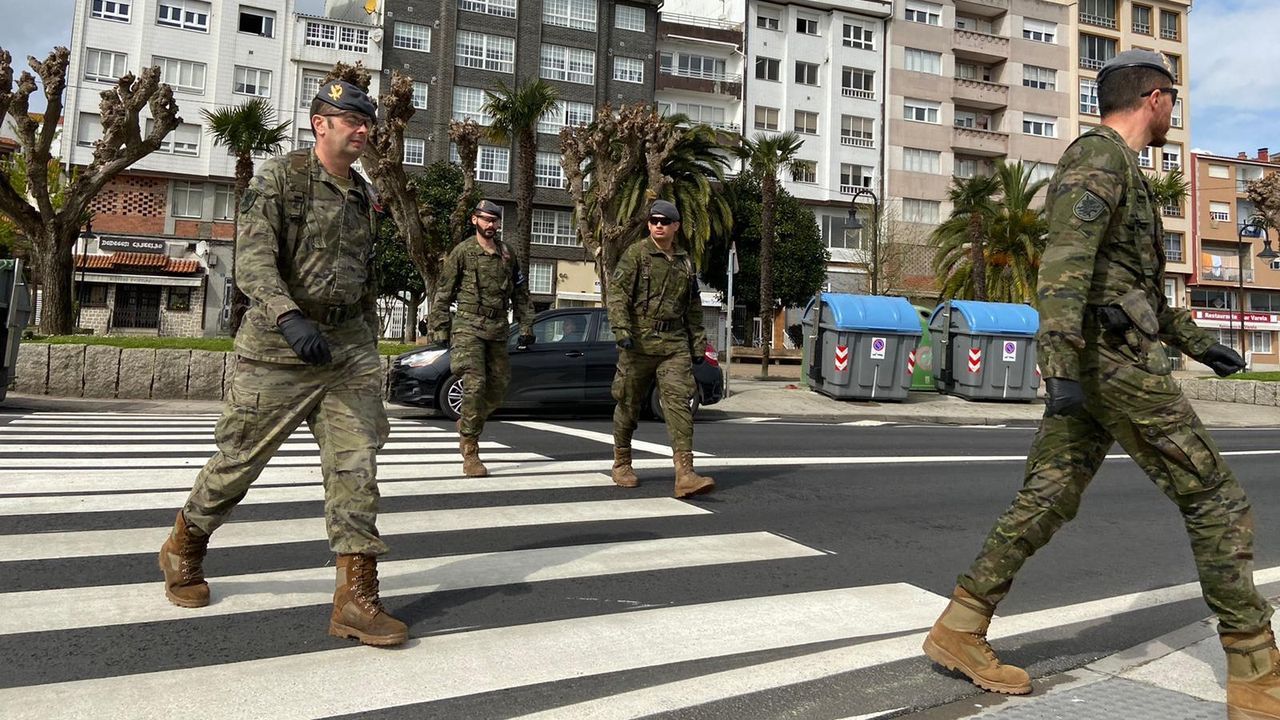 El Ejército se despliega en Ribeira y Rianxo entre aplausos