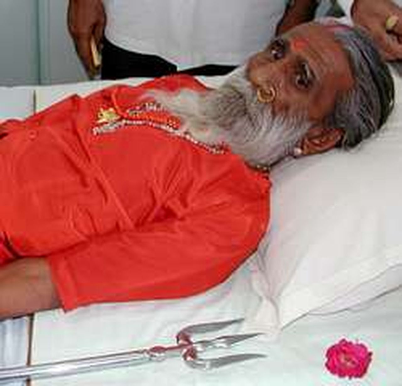 Un eremita indio pasó diez días en un hospital sin comer ni beber