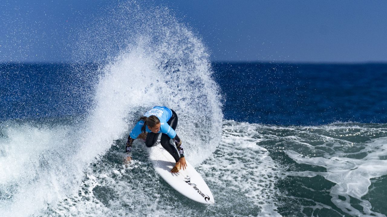 Janire González-Etxabarri y Nicolas Paulet reinan entre las olas de Razo