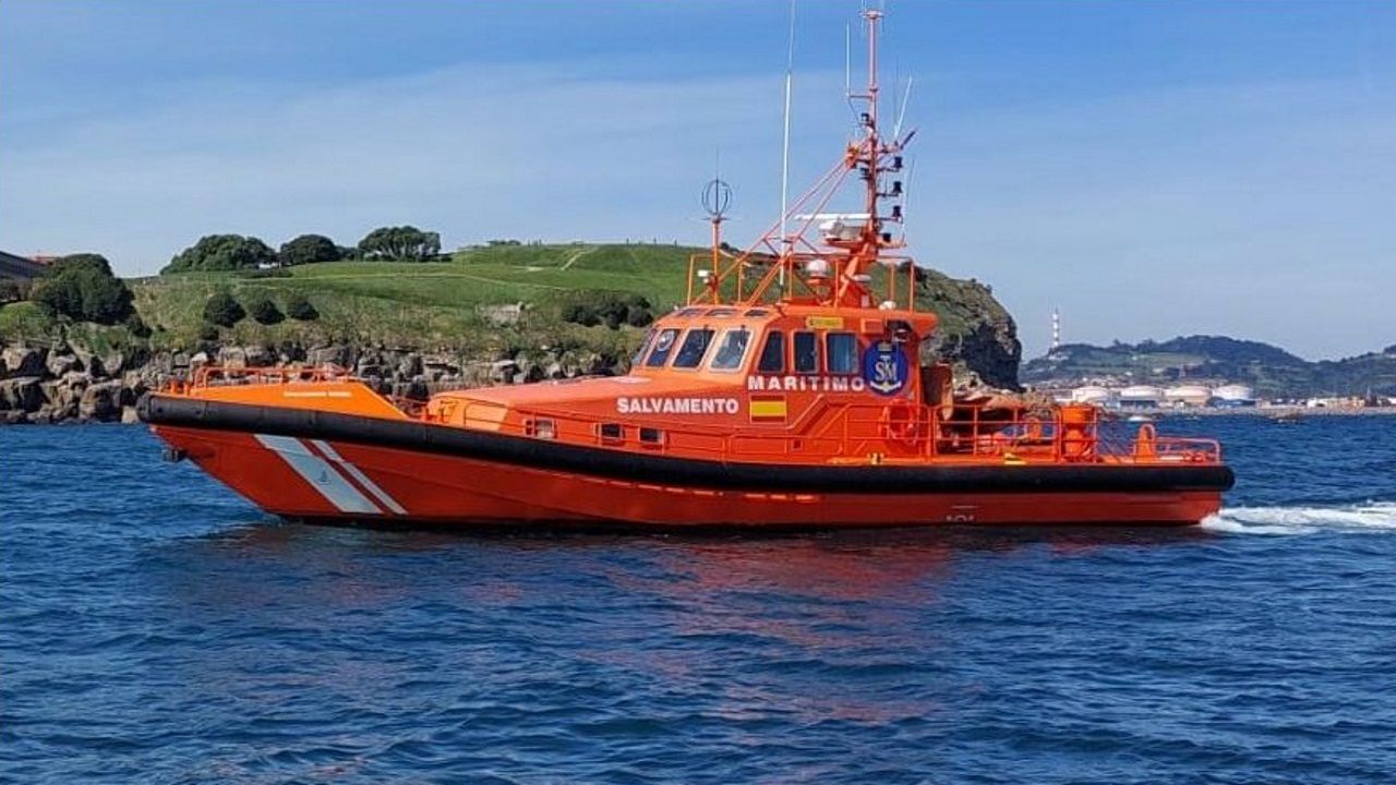 Salvamento Marítimo remolca a Gijón un yate a la deriva con 5 tripulantes