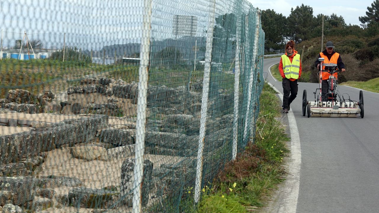 Una prospección geofísica investiga qué hay bajo la carretera de Adro Vello
