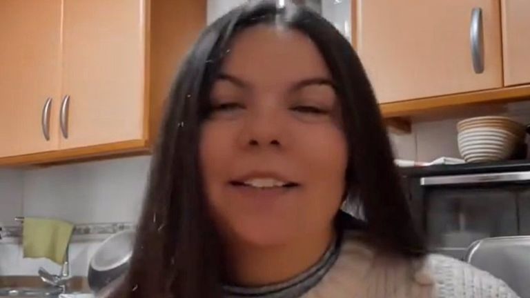 Detenida la «influencer» Maeb por abusar sexualmente de una amiga y ...