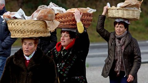 Una procesión de lacones para levantar el ánimo a cuatro santos
