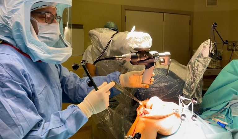 El Chuac se prepara para implantar con robot prótesis de rodilla
