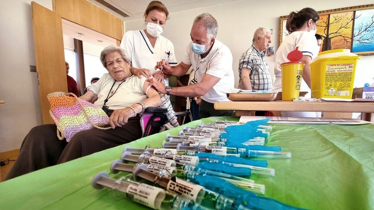 ¿Por qué carece de sentido vacunar contra el covid a menores de 60?