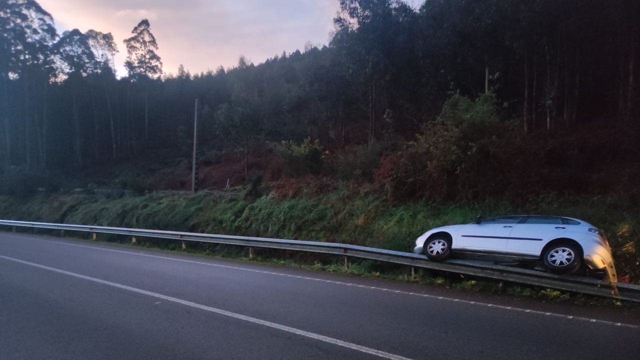 Se sale de la carretera y queda sobre la bionda junto a la vía del tren ...