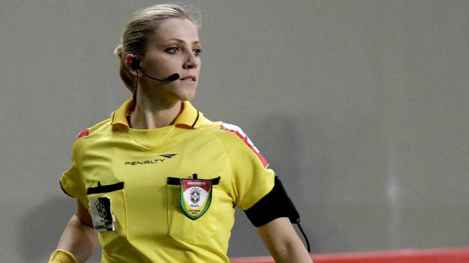 Fernanda Colombo Uliana, elogiada por su belleza, criticada como árbitro