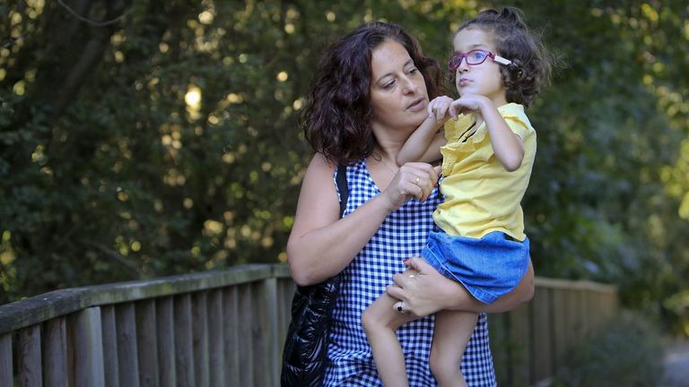 «Daniela es la única niña de Galicia con el síndrome de Bohring Opitz»