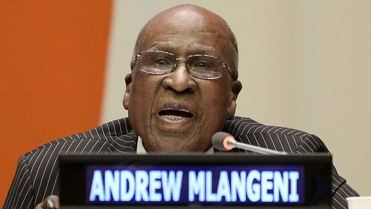 Muere a los 95 años Andrew Mlangeni, héroe de la lucha contra el ...