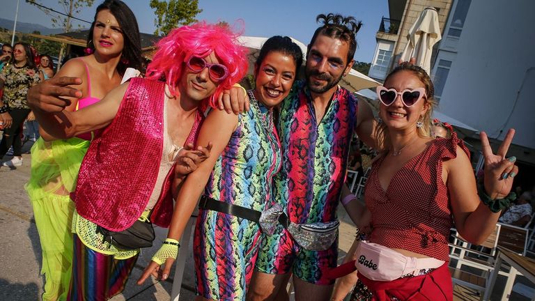 Porto do Son revive sus grandes días horteras