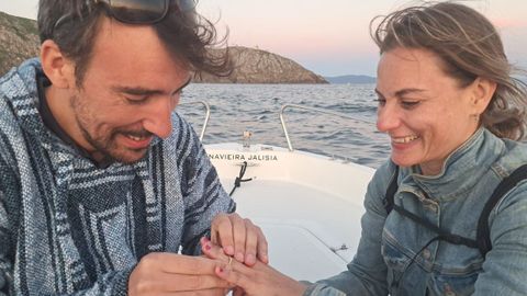 En el mar, frente al Cabo Fisterra, Cristina le dijo sí a José Luis