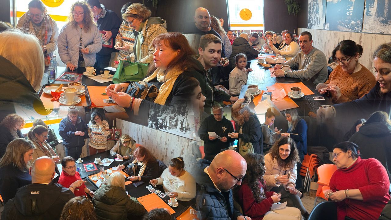 Cambiando cromos «repes» del álbum de Semana Santa