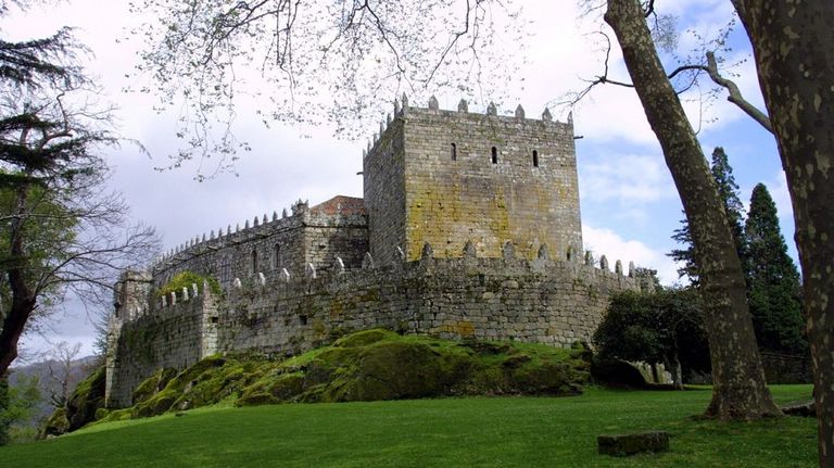 Los 15 castillos para viajar a la Galicia más medieval
