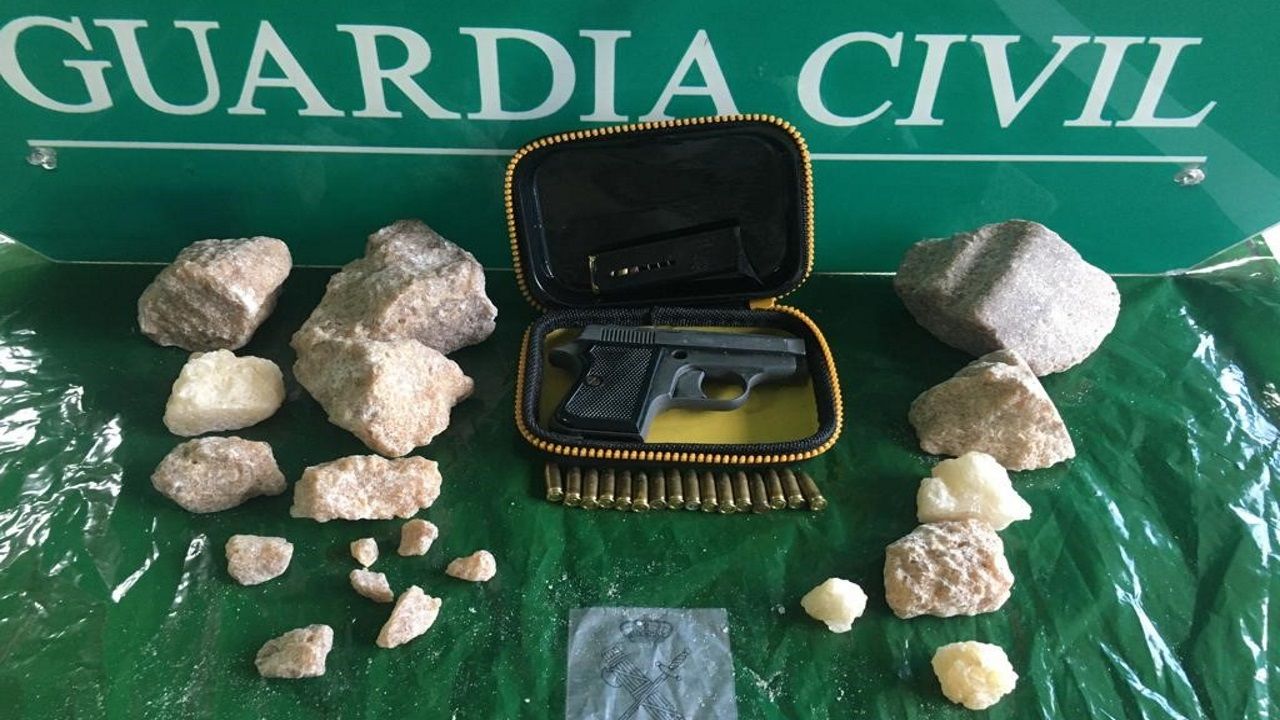 Interceptan un kilo de MDMA y un arma lista para disparar en un cacheo ...