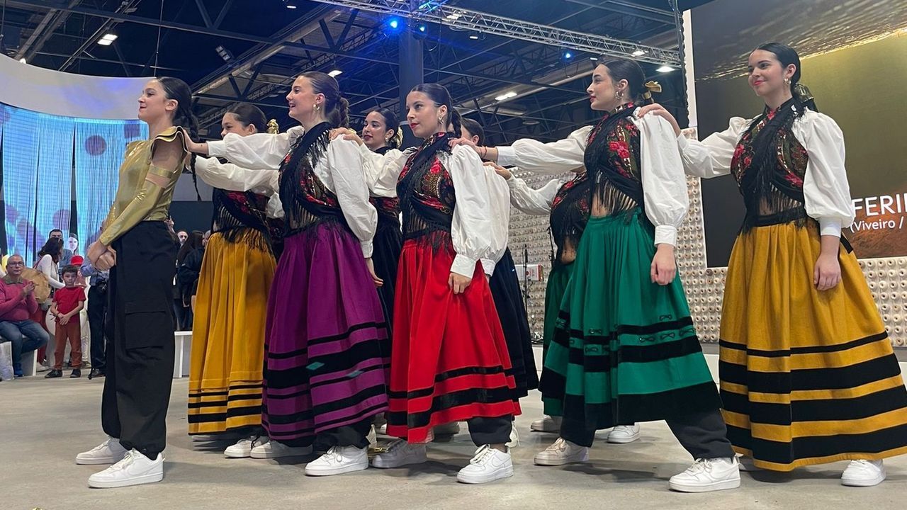 Lil Kids exhibe la tradición gallega bailando en Fitur
