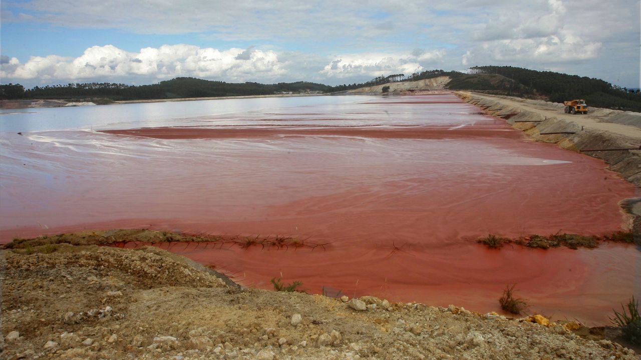 Lluvia teñida por los lodos rojos en Lago, Xove