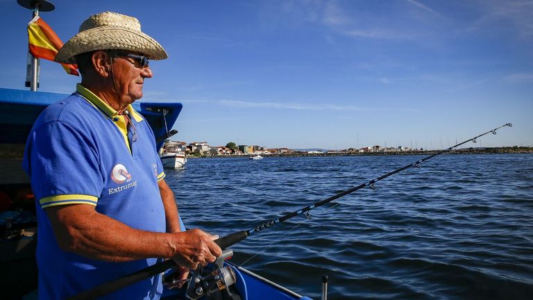 «Cando chego á casa despois de pescar luras, xa van todas directas para ...