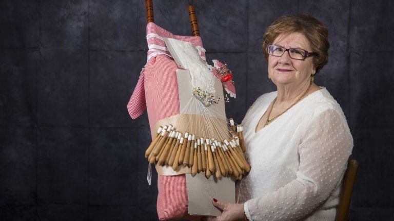 Toda una vida entre bolillos: «Se teño que deixar de palillar, enfermo»