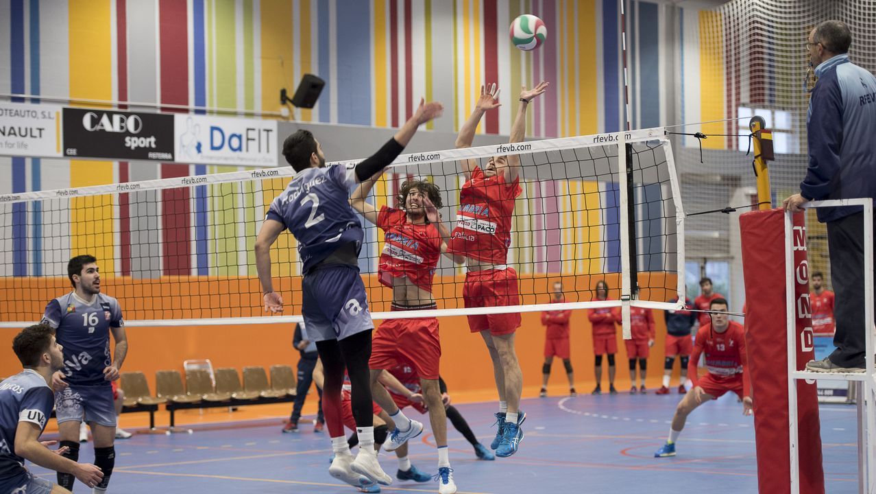 Arranca el nuevo Voleibol Dumbría con un triunfo en Vigo y un nuevo fichaje