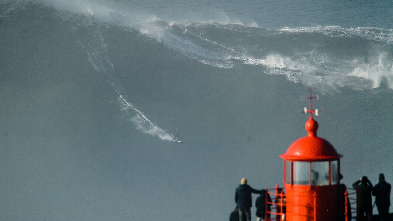 Hugo Vau surfea la ola más grande de la historia