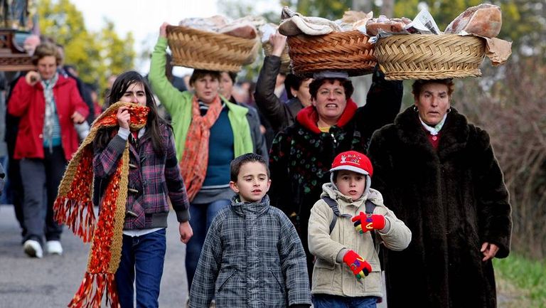 Una procesión de lacones para levantar el ánimo a cuatro santos
