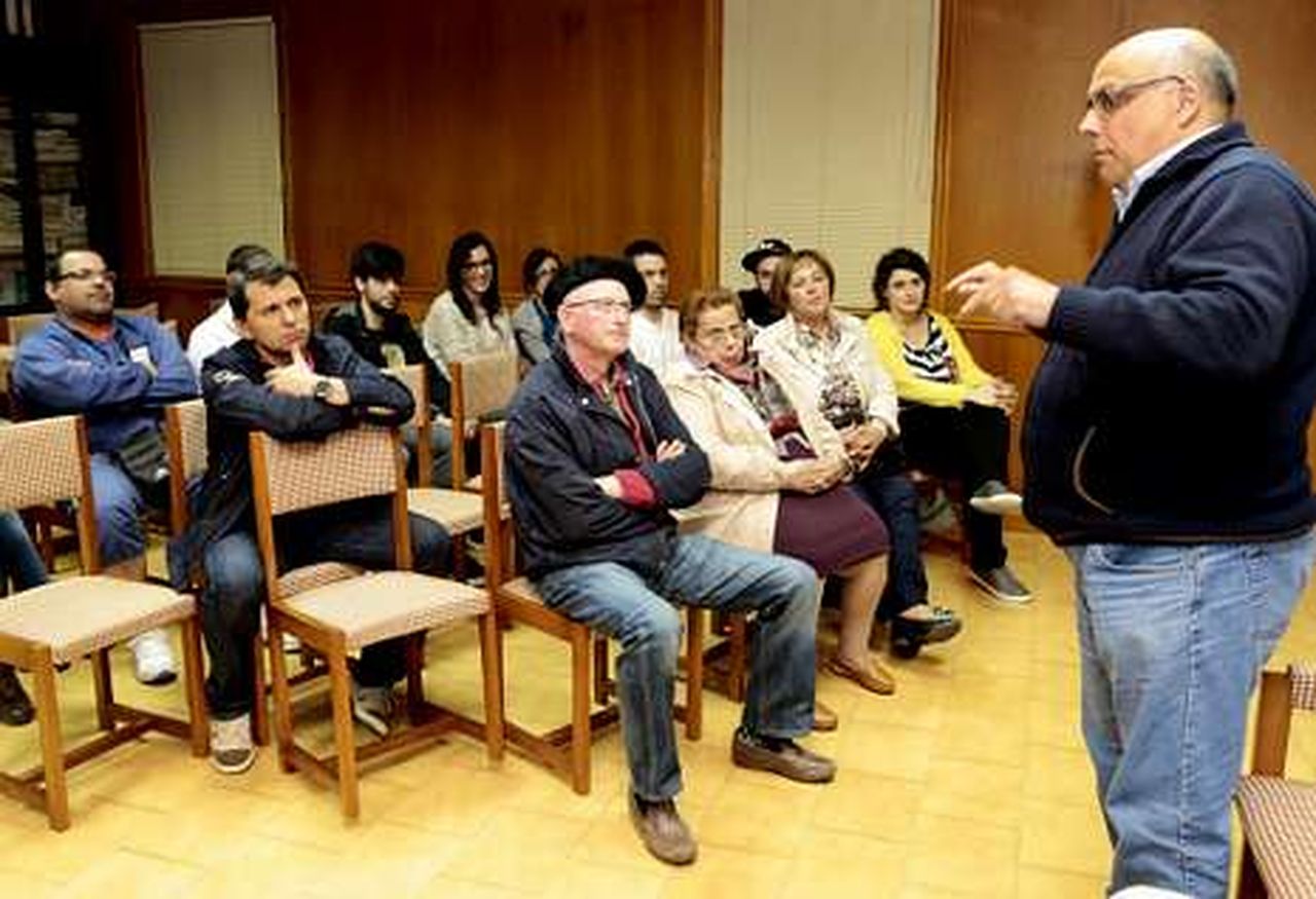 El diputado del BNG Daniel Rodas explicó en Malpica el reparto de cupos ...