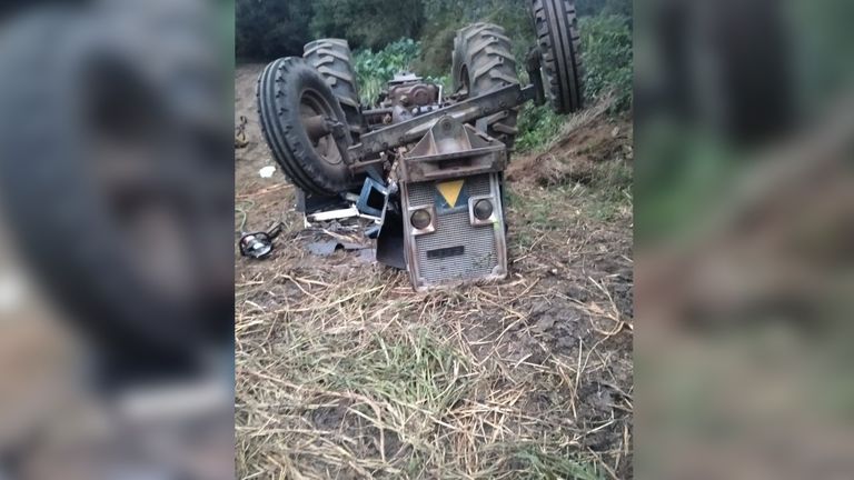 Excarcelan al conductor de un tractor que volcó en Aranga