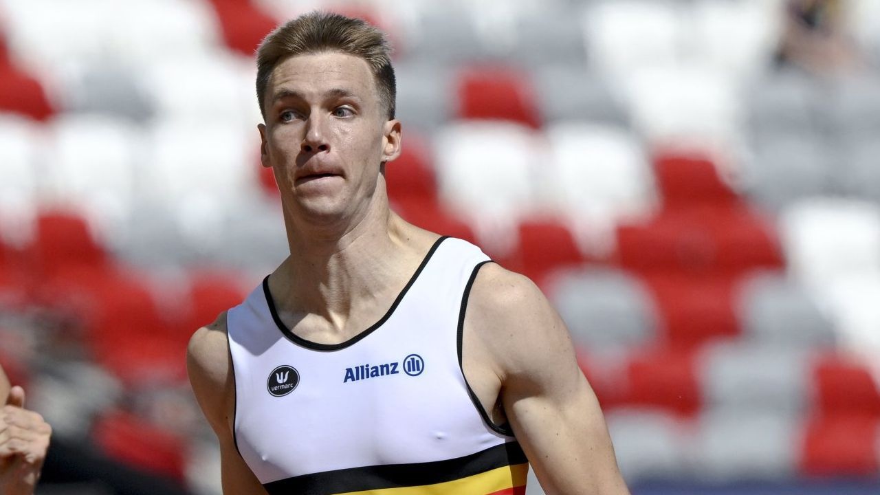 El atleta belga Julien Watrin interrumpe su carrera para tratarse un ...