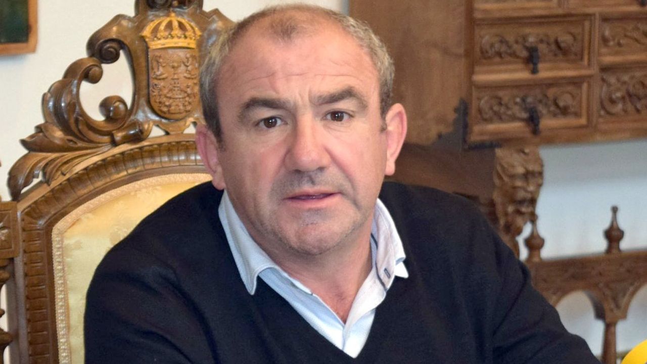 Sueldos para el alcalde de A Pontenova y dos ediles mientras en Viveiro ...