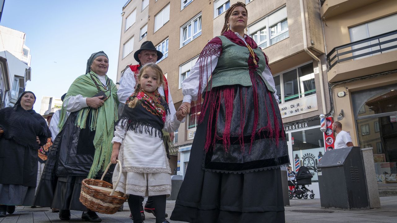 La Ruada do Traxe Galego Aires de Dorna vistió de tradición las calles ...