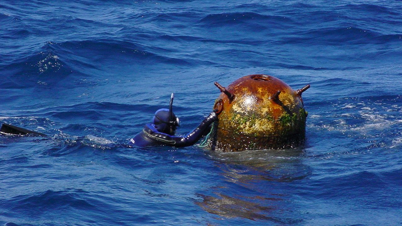 Los buzos de la Armada ensayan la desactivación de minas en la ría de ...