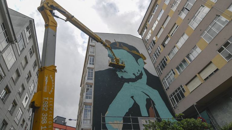 Un mural en un edificio de Lugo de un dios romano en homenaje al doctor ...