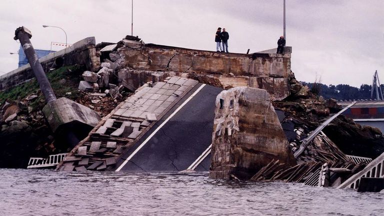 La madrugada que convirtió Ferrol en una isla: 25 años del accidente ...