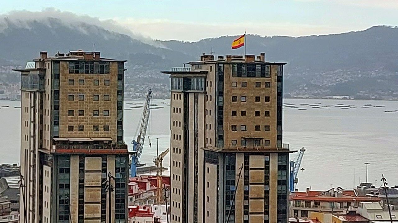 La bandera de España vuelve a ondear en las torres Ífer