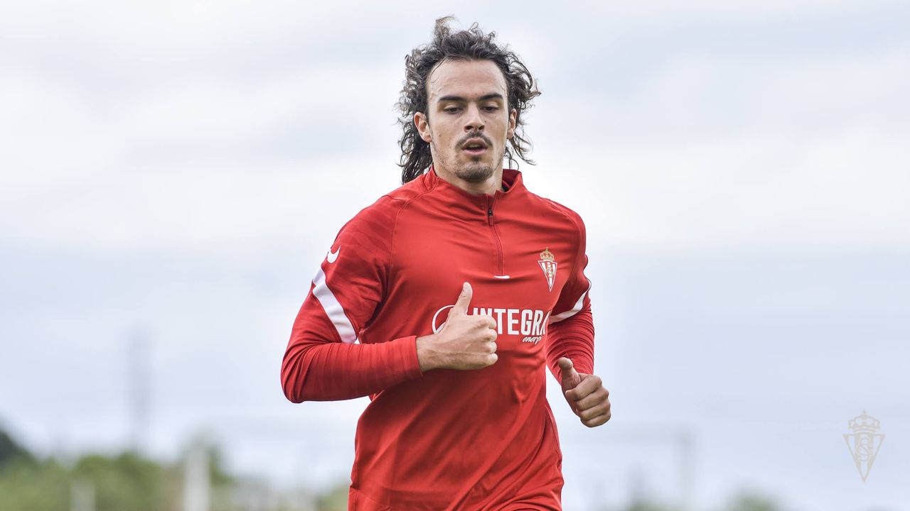 Pelayo, el único central con contrato en el futuro Sporting