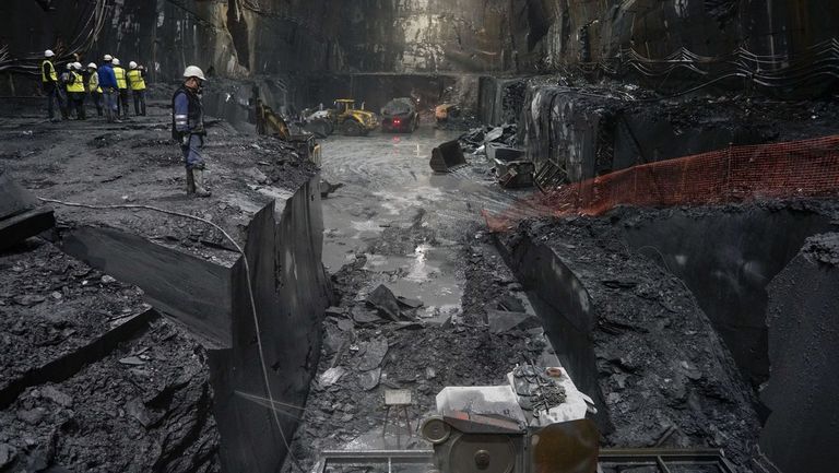 En la mina de pizarra más grande del mundo se trabaja las 24 horas del día