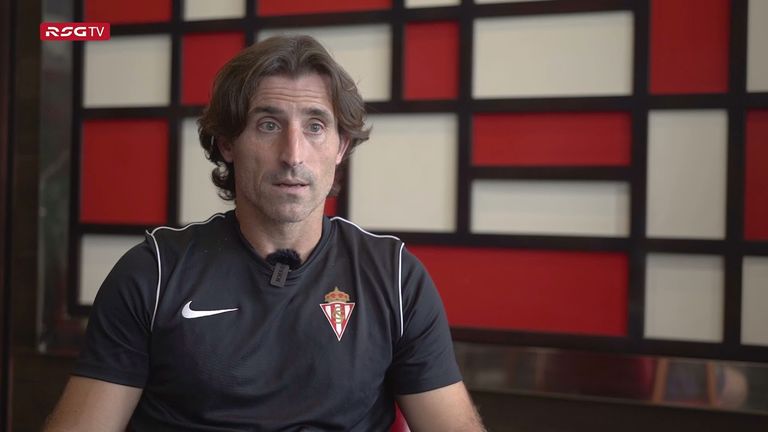 Caco Morán dirige el entrenamiento del Sporting