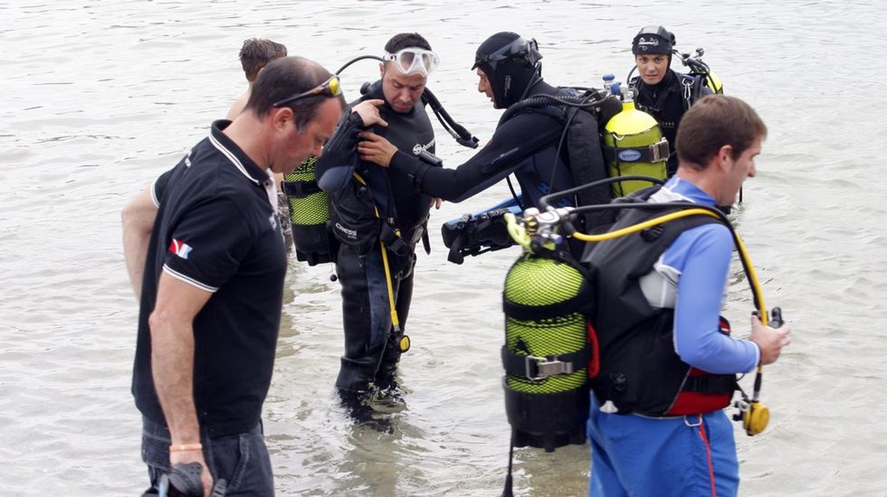 Bautismo subacuático en la playa de O Torno
