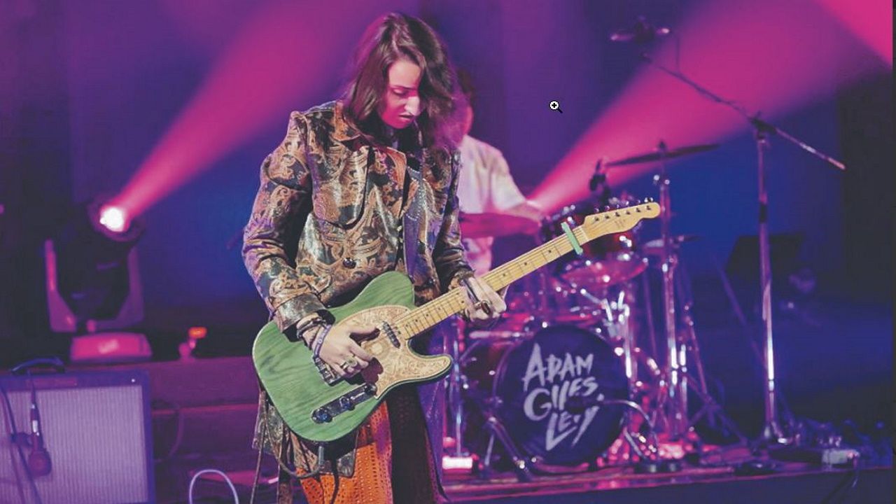 La guitarrista de Pontevedra que toca con Coldplay: «Estoy como en 'shock'»