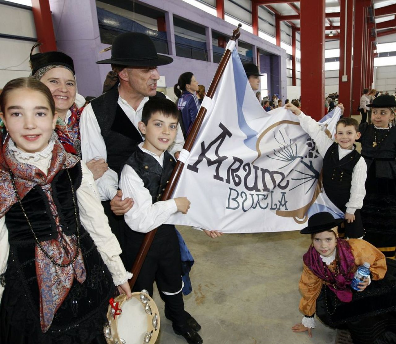 Unas 750 artesanas dan vida en Burela el arte de palillar