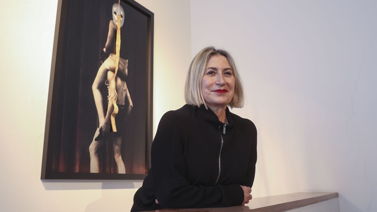 La artista Carmen Calvo revisa en Santiago el mundo de la mujer: «Nos ...