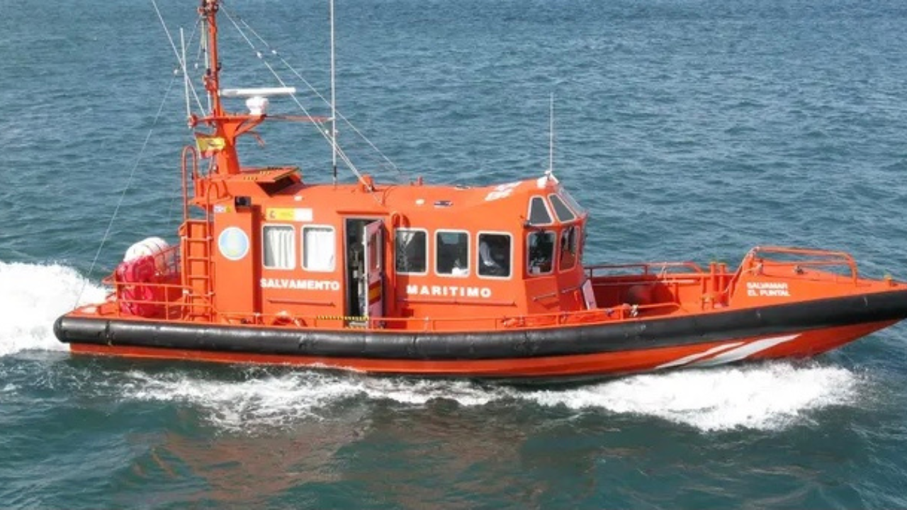 Subastan por 6.500 euros una lancha de salvamento de 14,6 metros y 30 años